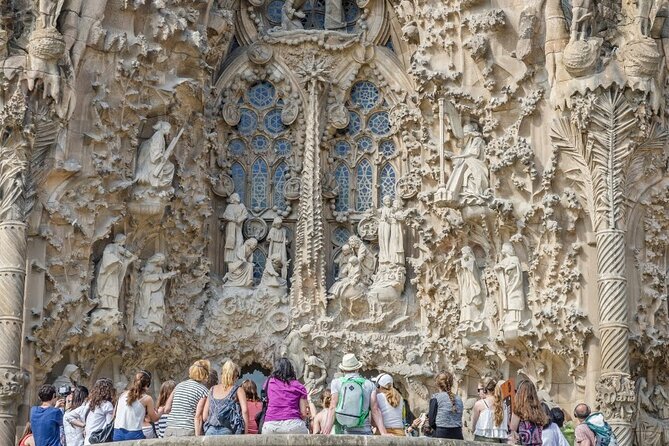 Barcelona: Sagrada Familia Semi-Private Guided Tour - Exploring the Sagrada Familia