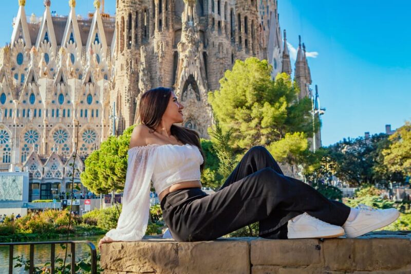 Barcelona: Sagrada Familia Skip-the-Line Tour & Photoshoot - Key Points
