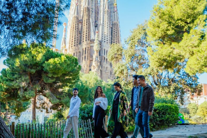 Barcelona: Sagrada Familia Skip-the-Line Tour & Photoshoot - Breaking Down the Itinerary