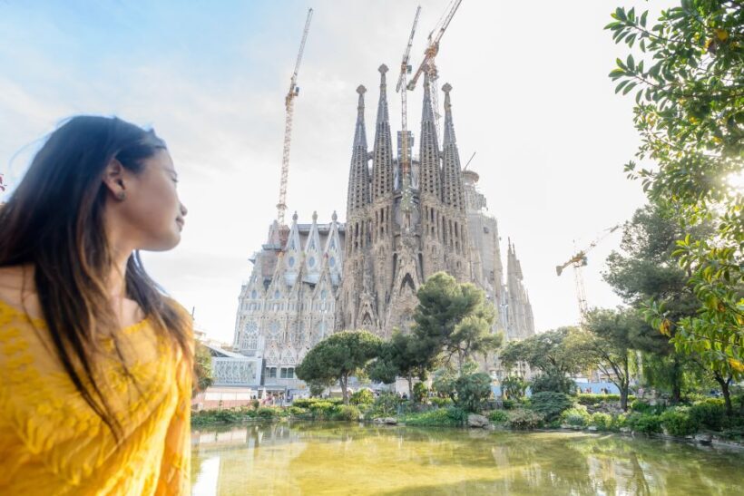 Barcelona: Sagrada Familia Tour & Optional Tower Visit - Key Points