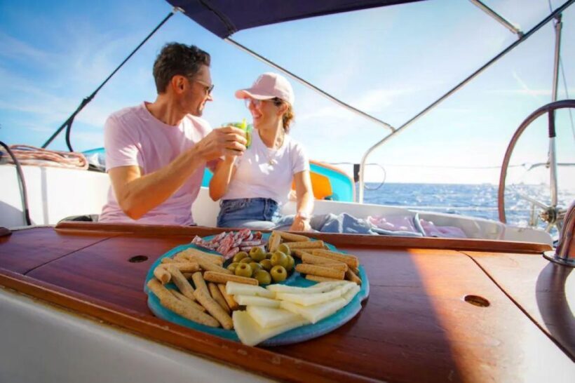 Barcelona: Sailing experience with food and drinks tasting - FAQs