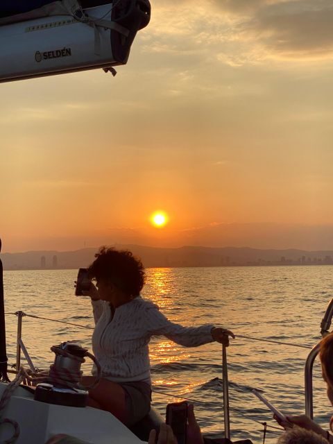 Barcelona: Sailing Tour with a Glass of Cava - FAQ