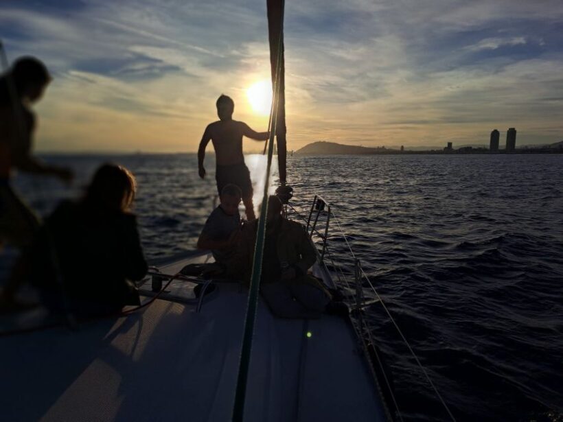 Barcelona: Sailing tours con capitán local, bebidas y snacks - The Sum Up