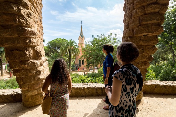 Barcelona: Skip-the-Line Gaudis Park Guell Guided Tour - Navigating the Park Güell Experience