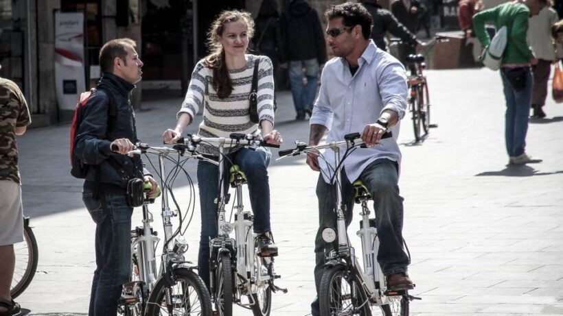 Barcelona: Small Group or Private Bike Tour - Key Points