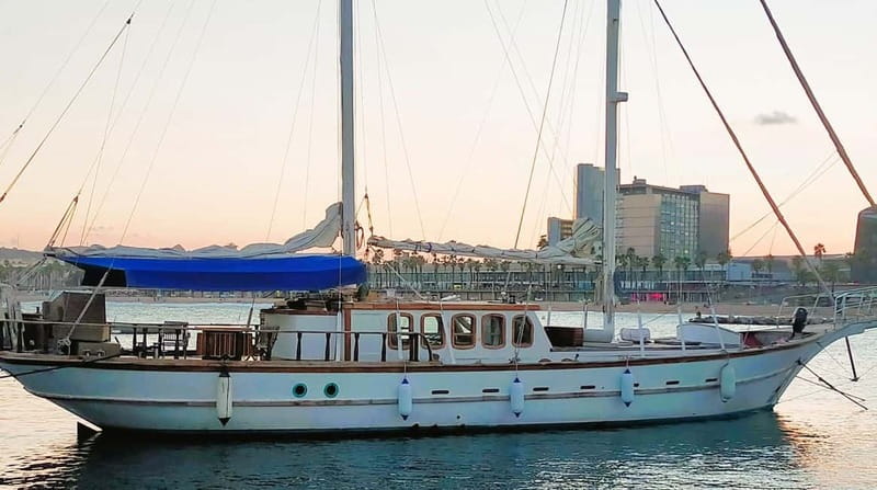 Barcelona: Spacious Luxury Sailing Cruise with Open bar - The All-Inclusive Value