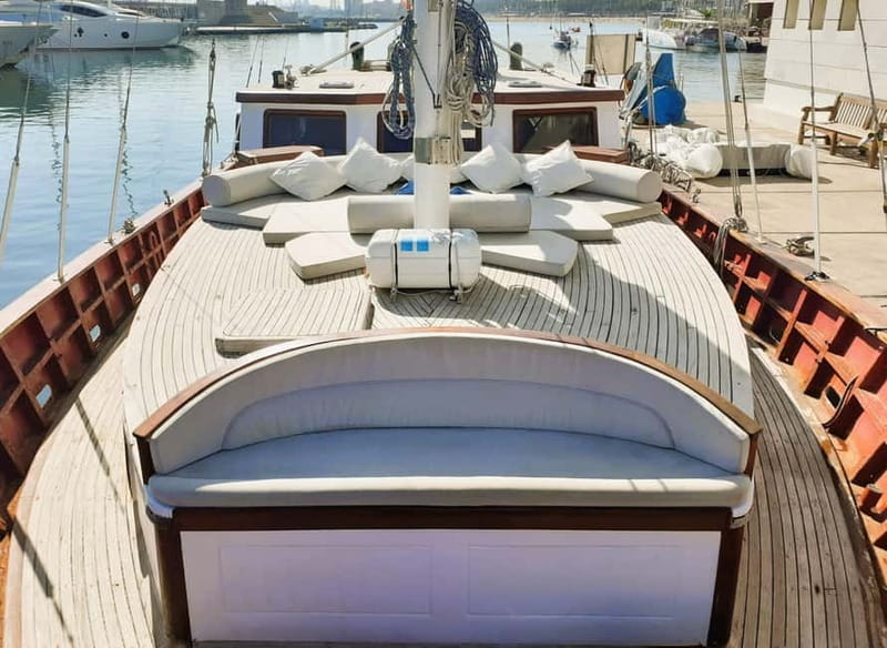 Barcelona: Spacious Luxury Sailing Cruise with Open bar - FAQ