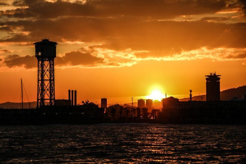 Barcelona: Sunset Live Sax and Sailing Experience with Tapas - An In-depth Look at the Experience