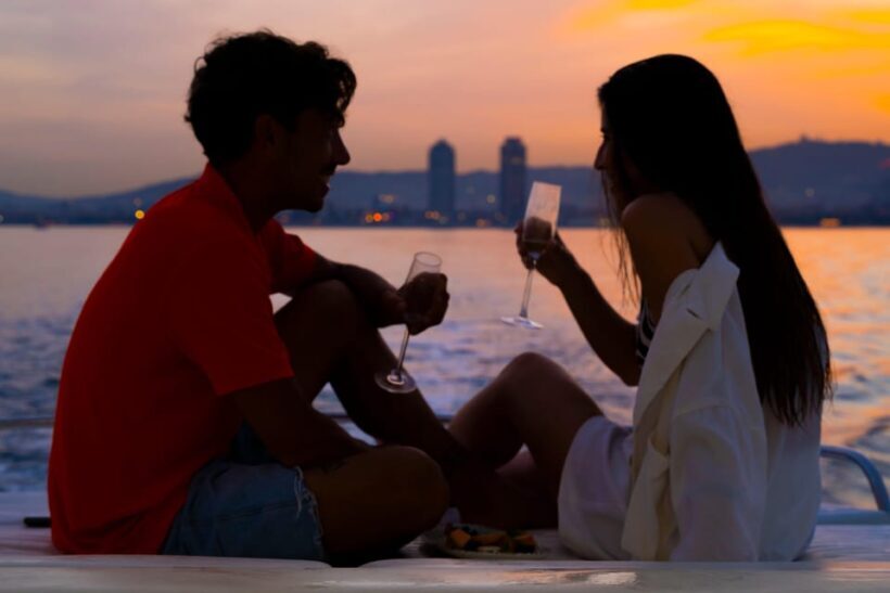 Barcelona: Sunset sailing in yatch with wine and snacks - FAQ