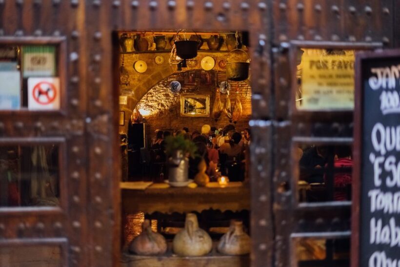 Barcelona: Tapas & Wine Private Walking Tour with Local Food - The Social and Educational Element