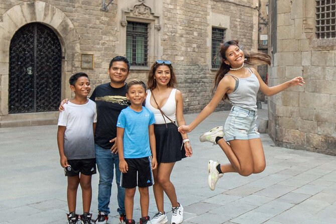 Barcelona Tour And Photoshoot in Gothic Quarter - Accessibility and Booking Information