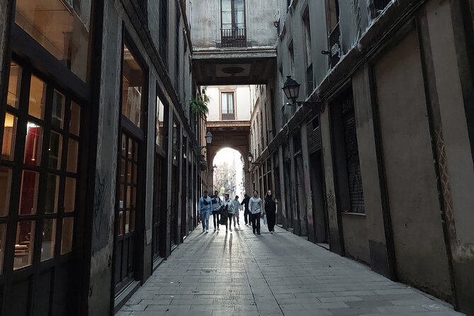 Barcelona Tour And Photoshoot in Gothic Quarter - What to Expect on the Tour