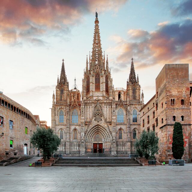Barcelona: walking tour of the Gothic Quarter and boat ride - Key Points