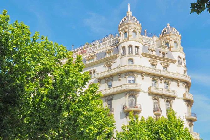 Barcelonas Original Bike Tour in English - Group Size and Accessibility