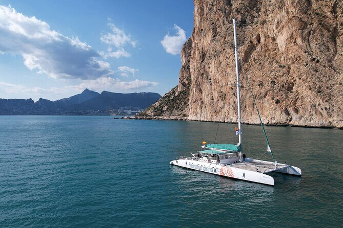 Bay trip in Calpe or Altea with a sailing catamaran - The Pros and Cons