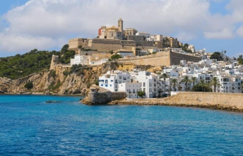 Beach "HOPPING" Ibiza ( Town ) - Figueretas - Playa d" Bossa - Key Points