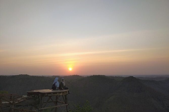 Beautiful Sunrise and Exotic Jomblang Cave Tour - The Morning Drive and Sunrise at Bukit Panguk Kediwung