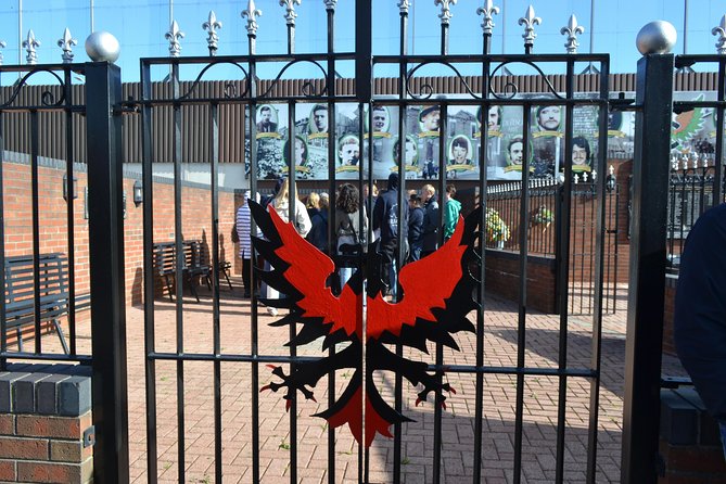 Belfast Original Taxi Drivers 2hr of the History of Terror Tour - Navigating Current Life in Belfast