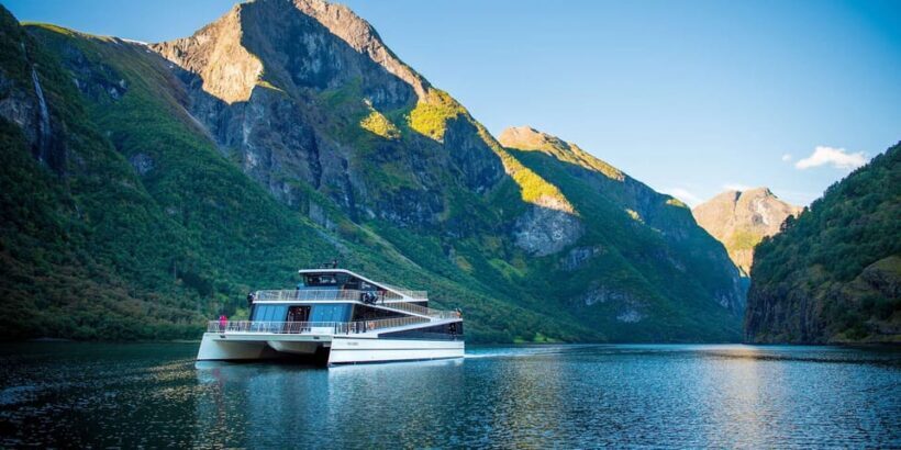 Bergen: Nærøyfjorden, Flåm, and Stegastein Guided Bus Tour - Bergen: Nærøyfjorden, Flåm, and Stegastein Guided Bus Tour