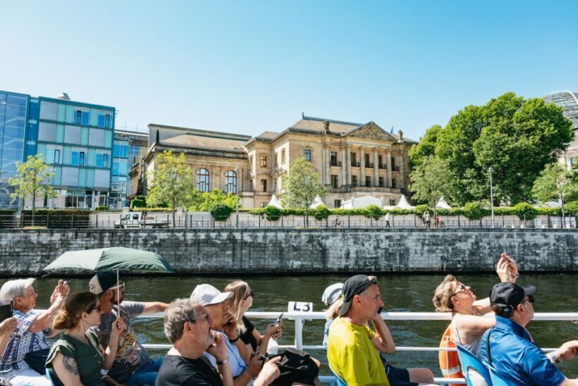 Berlin: 1-Hour City Tour by Boat with Guaranteed Seating - What to Expect During the Tour