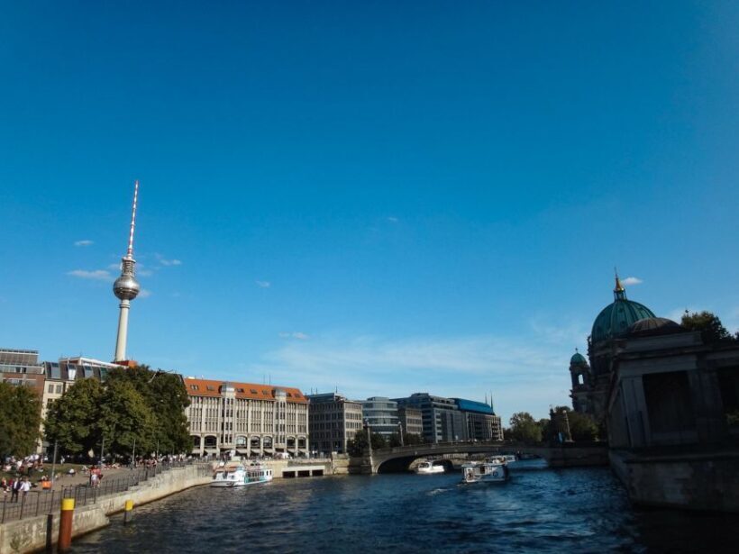 Berlin: 2.5-Hour East Side Boat Cruise with Commentary - FAQ