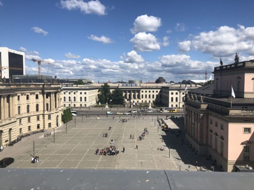 Berlin: 4-Hour Guided Highlights Tour in Spanish - Key Points