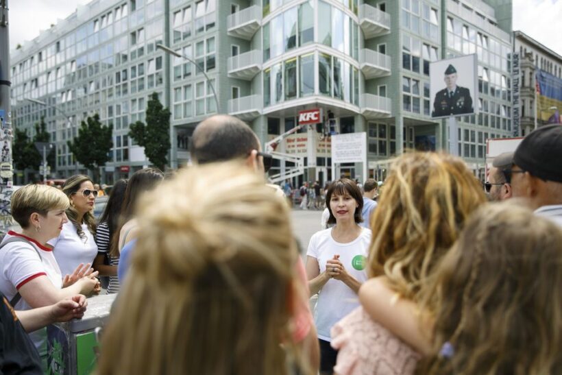 Berlin: 4-Hour Guided Highlights Tour in Spanish - A Deep Dive into the Berlin Highlights Tour