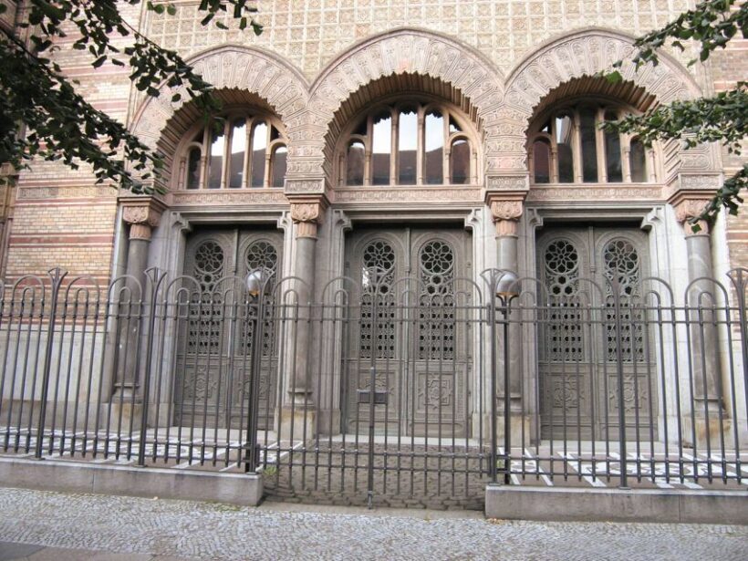 Berlin: Backyards of Berlin 2-Hour Tour - Authentic Experiences and Guided Insights