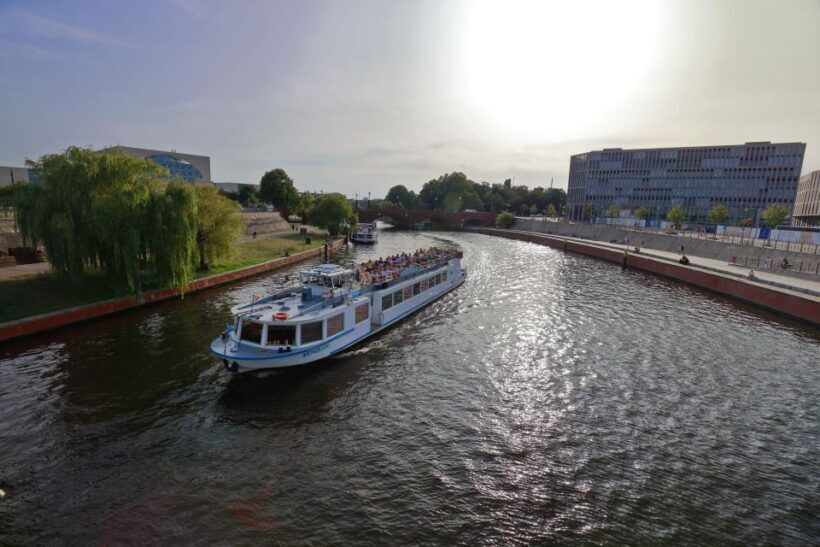 Berlin: Evening City Sightseeing Cruise - Key Points