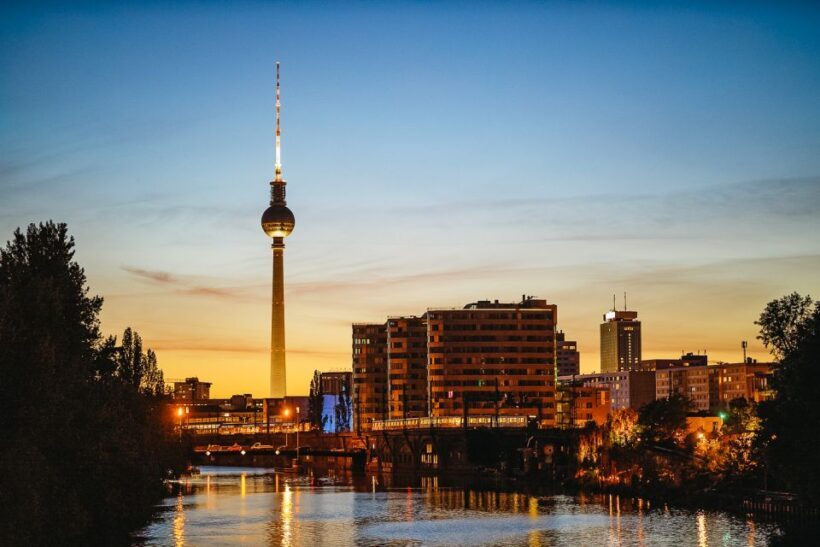 Berlin: Evening City Sightseeing Cruise - FAQ