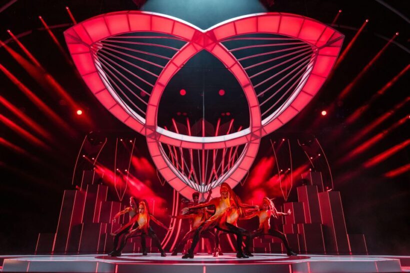 Berlin: FALLING | IN LOVE Grand Show Friedrichstadt-Palast - Key Points