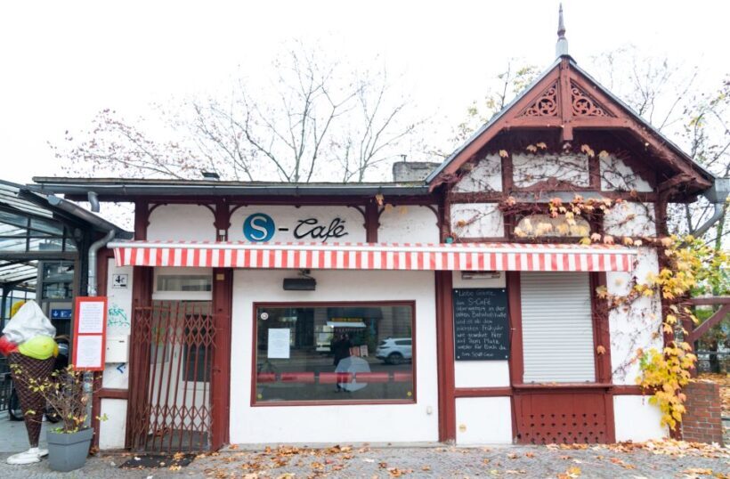 Berlin: Friedenau Neighborhood Historic Walking Tour - The Market at Breslauer Platz: A Slice of Local Life