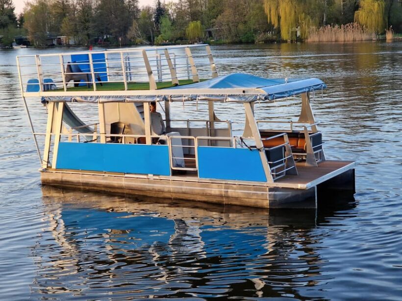 Berlin: Jost Van Dyke Pontoon Rental - Key Points