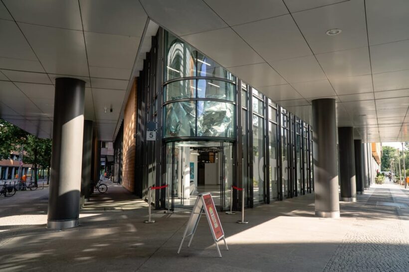 Berlin: Notagallery - Modern Art Gallery Tour - An In-Depth Look at the "Gesunder Größenwahn" Exhibition