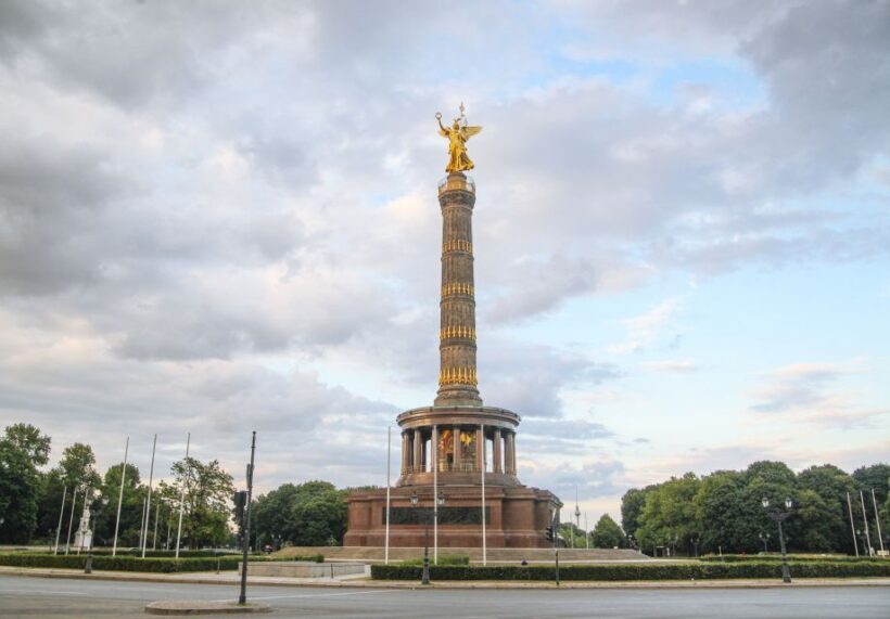 Berlin: Private 2-Hour Sightseeing Tour in Classic GDR Van - The Experience: What You Can Expect