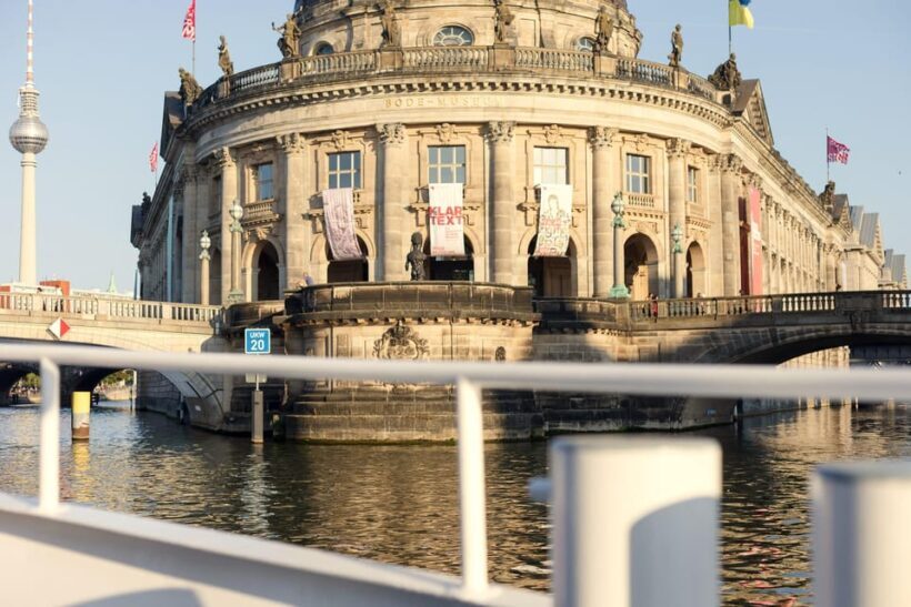 Berlin: Spree River Romantic Moon Boat Ride - Comfort and Seating