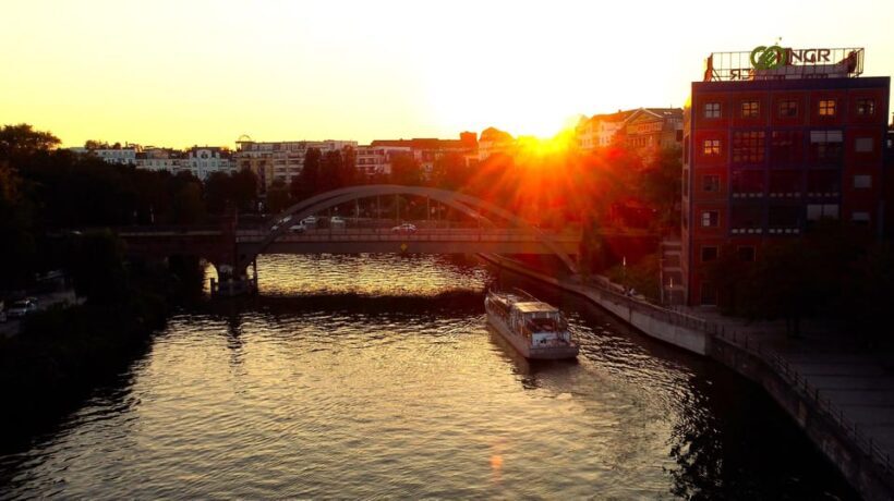 Berlin: Spree River Romantic Moon Boat Ride - The Itinerary in Detail