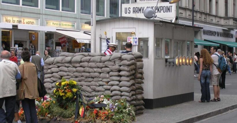 Berlin Wall: City Tour of Divided Germany - A Complete Look at the Berlin Wall: City Tour of Divided Germany