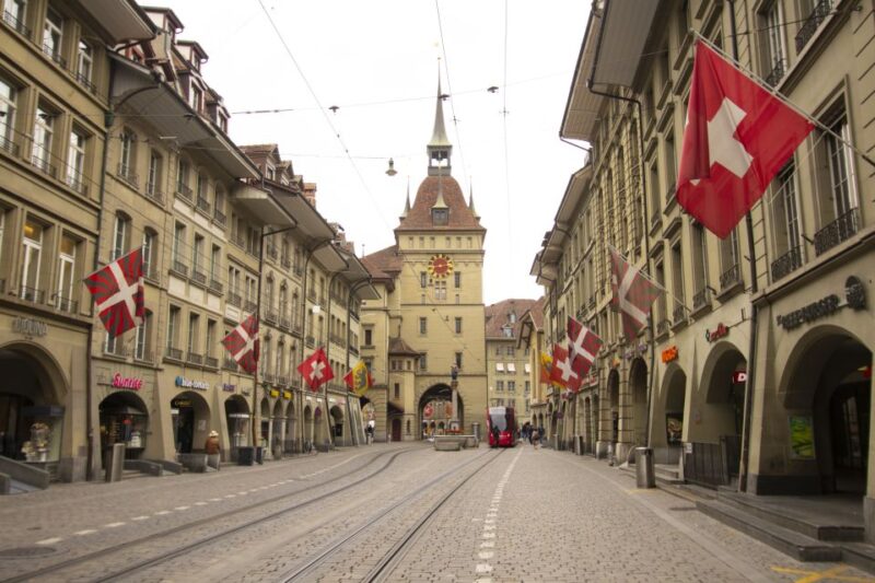 Bern: Capture the Most Photogenic Spots With a Local - Exploring the Charming Gelbes Quartier
