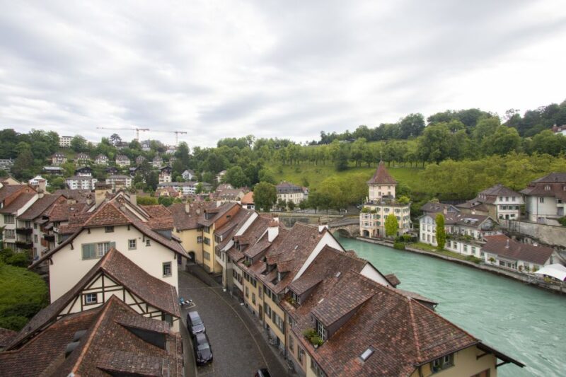 Bern: Express Walk With a Local in 60 Minutes - Exploring Berns Charm