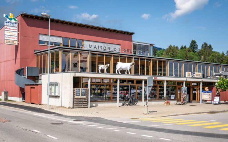 Bern: Gruyères Cheese and Cailler Chocolate Tasting Tour - Visiting La Maison Du Gruyère