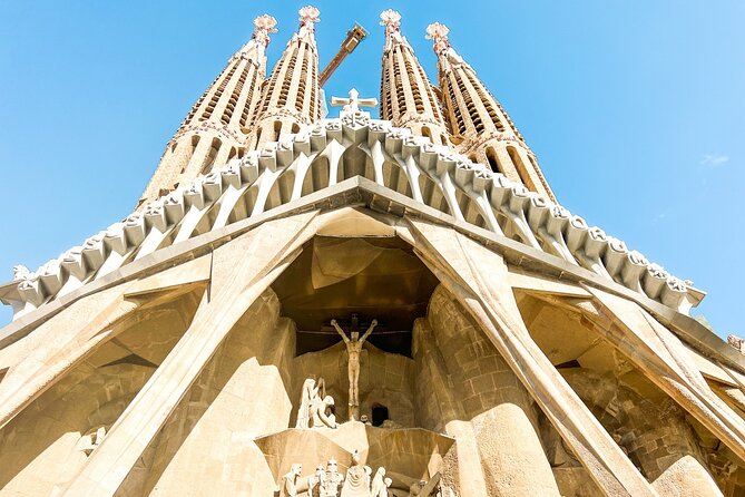 Best of Barcelona: Sagrada Familia, Park Guell, Montjuic & Gothic - Transportation and Group Sizes: Why They Matter