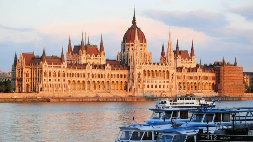Best of Budapest: Private Walking Tour with a Local - Key Points