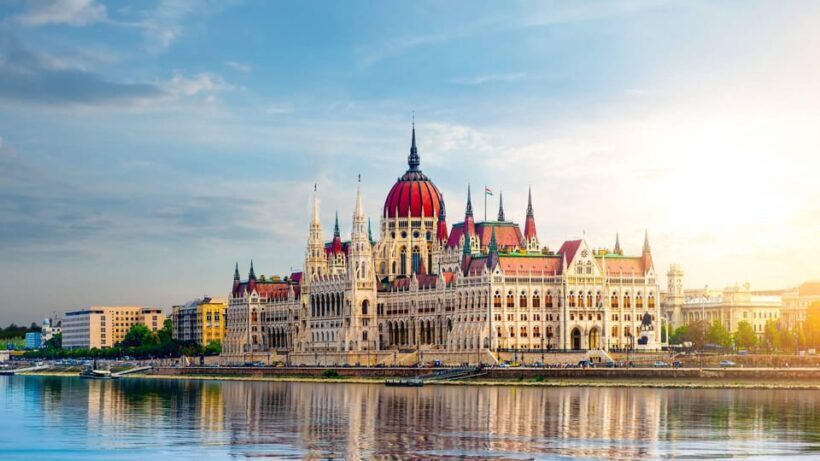 Best of Budapest: Private Walking Tour with a Local - Detailed Breakdown of the Itinerary