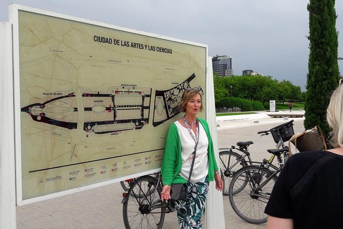 Bike tour with city guide from old to new - Key Points