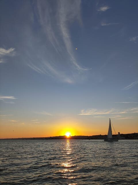 Bluemotion Lisbon: Private Sunset sailing tour Tagus River - An Introduction to the Experience