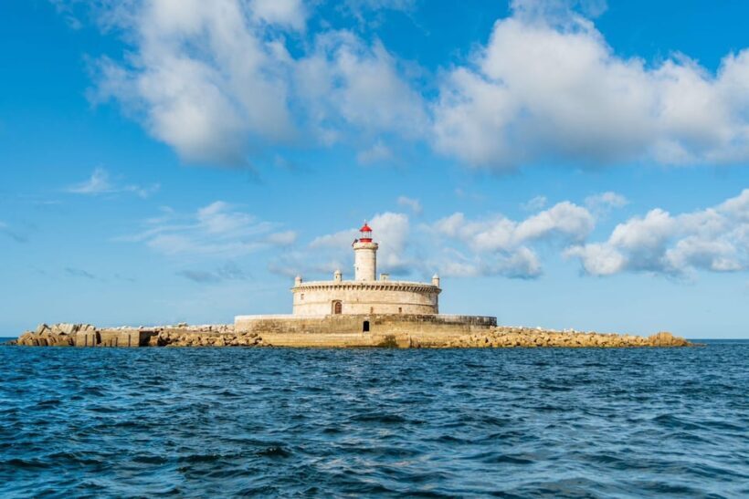Boat tour: charming Cascais Coast to Lisbon lighthouse - The Highlight: Circumnavigating the Bugio Lighthouse