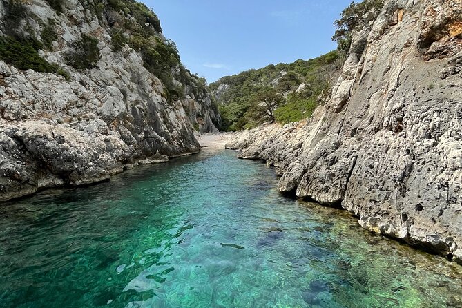Boat Trip: Fico Cave, Cala Mariolu, Gabbiani & Biriala - Tour Capacity and Accessibility