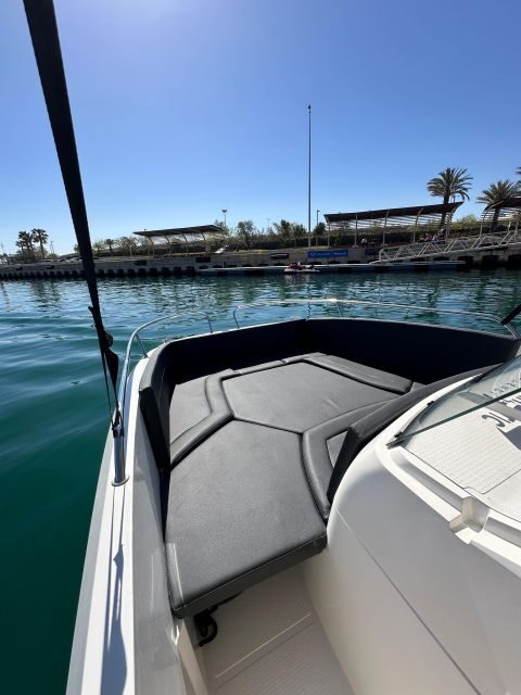 BOAT WITHOUT A LICENSE IN VALENCIA - Who Should Consider This Experience?
