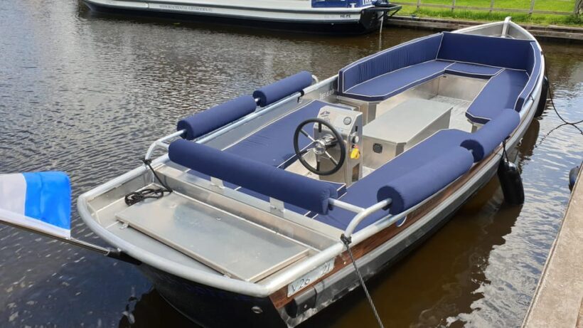 Boatrental 2 Hours 12 Person with Steeringwheel and cushions - Exploring Giethoorn by Private Electric Boat: An Honest Review